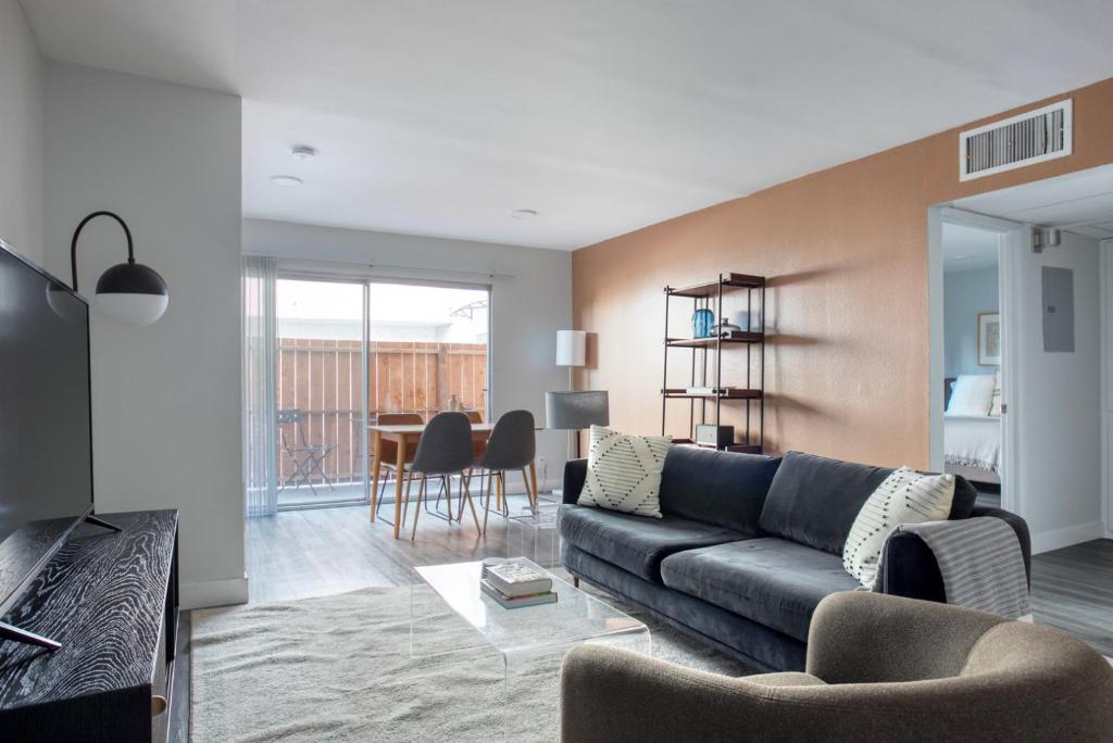 Blueground Fairfax pool nr mall dining LAX-1185, Los Angeles (updated ...