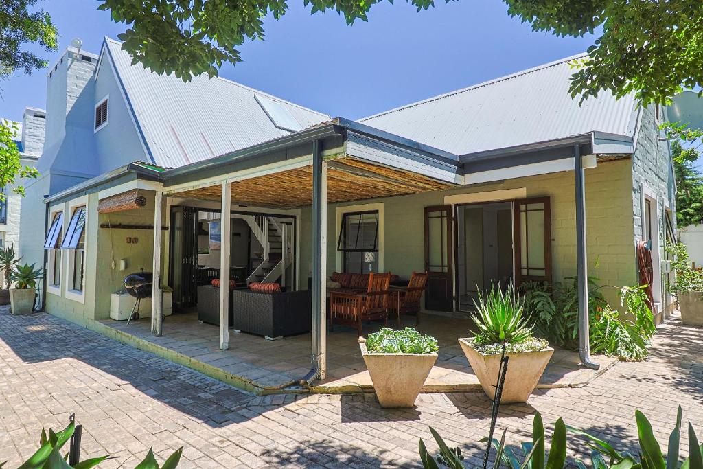 Old Onrus Family home all ensuite, Hermanus (updated prices 2026)