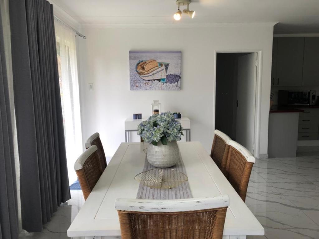 A&F Cottage with pool n braai, Sandton (updated prices 2025)