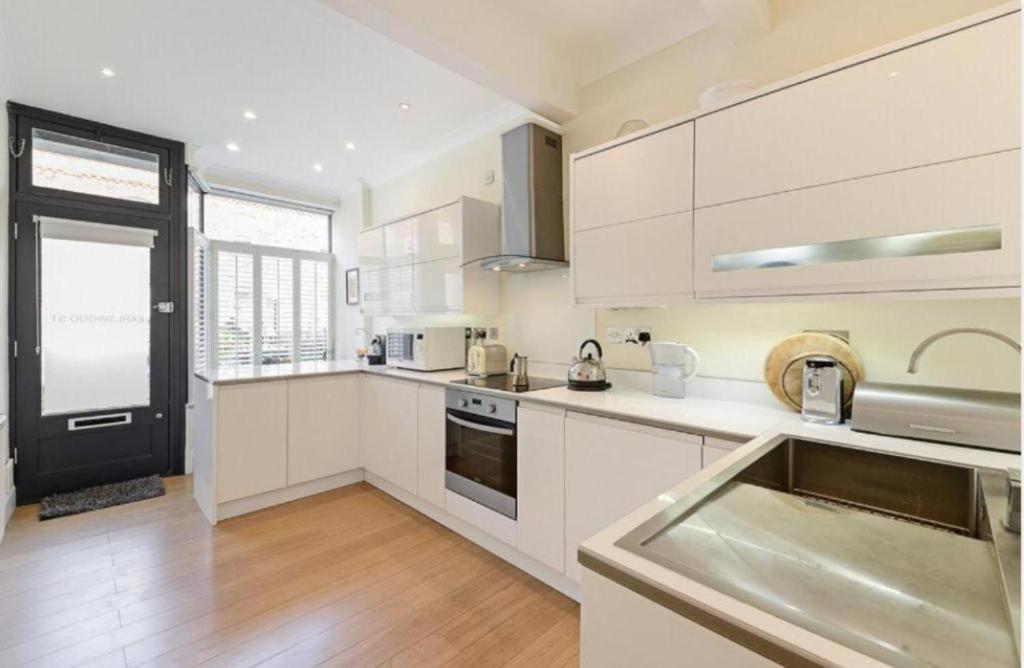 Double Bedroom with Private En Suite in Victorian House close to O2 ...