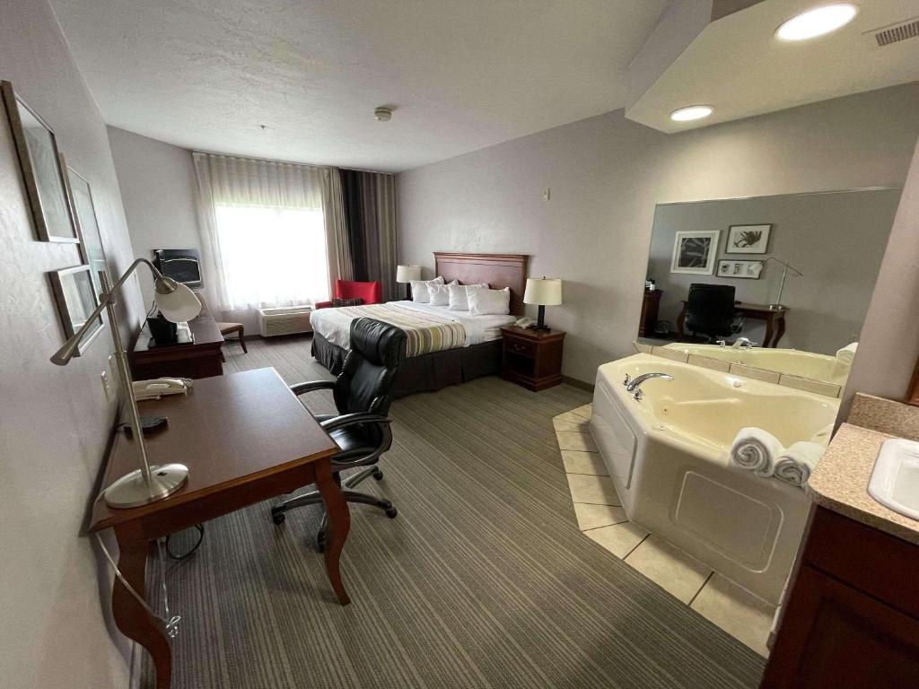 Country Inn & Suites by Radisson, Appleton North, WI, Little Chute ...