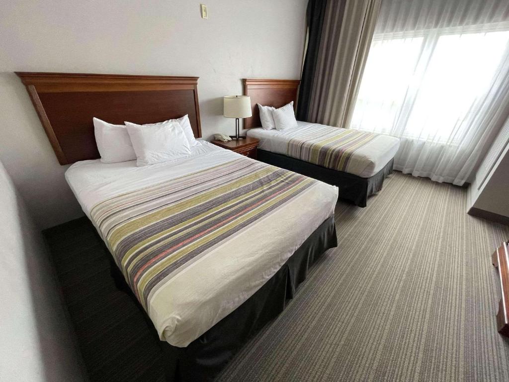 Country Inn & Suites by Radisson, Appleton North, WI, Little Chute ...