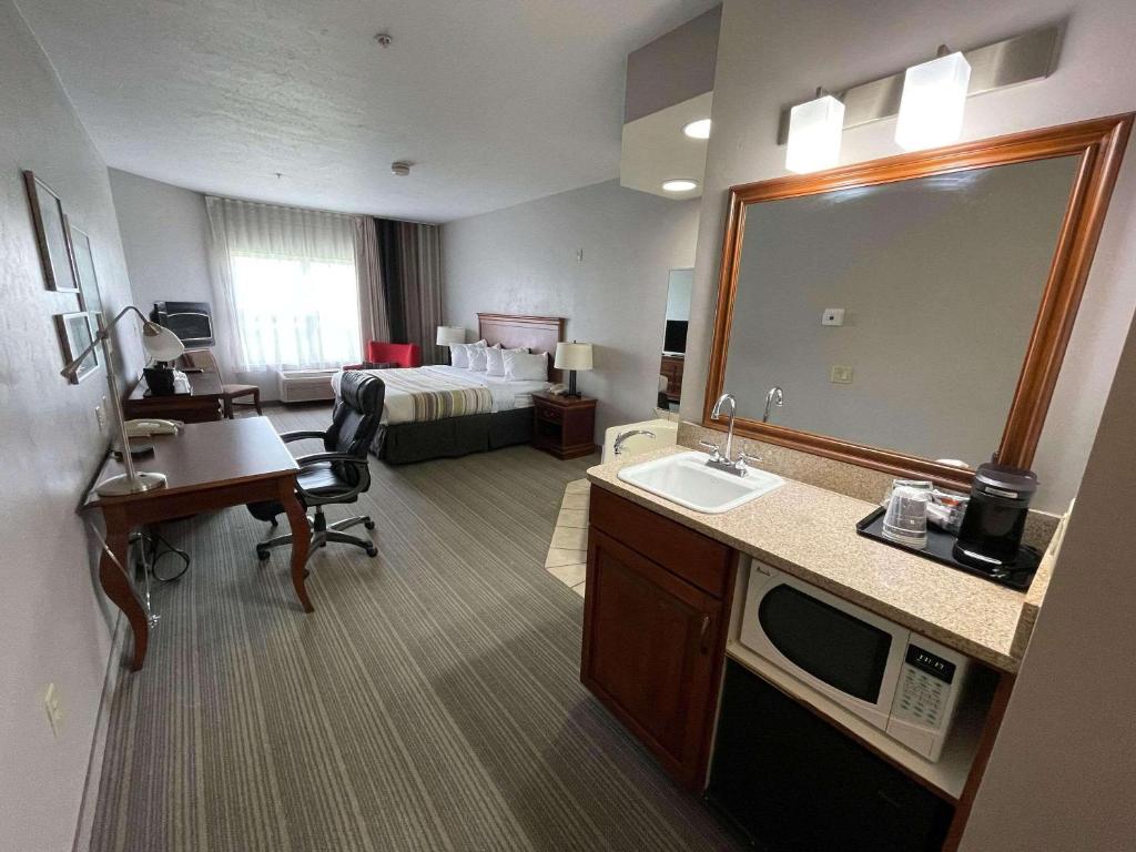 Country Inn & Suites by Radisson, Appleton North, WI, Little Chute ...
