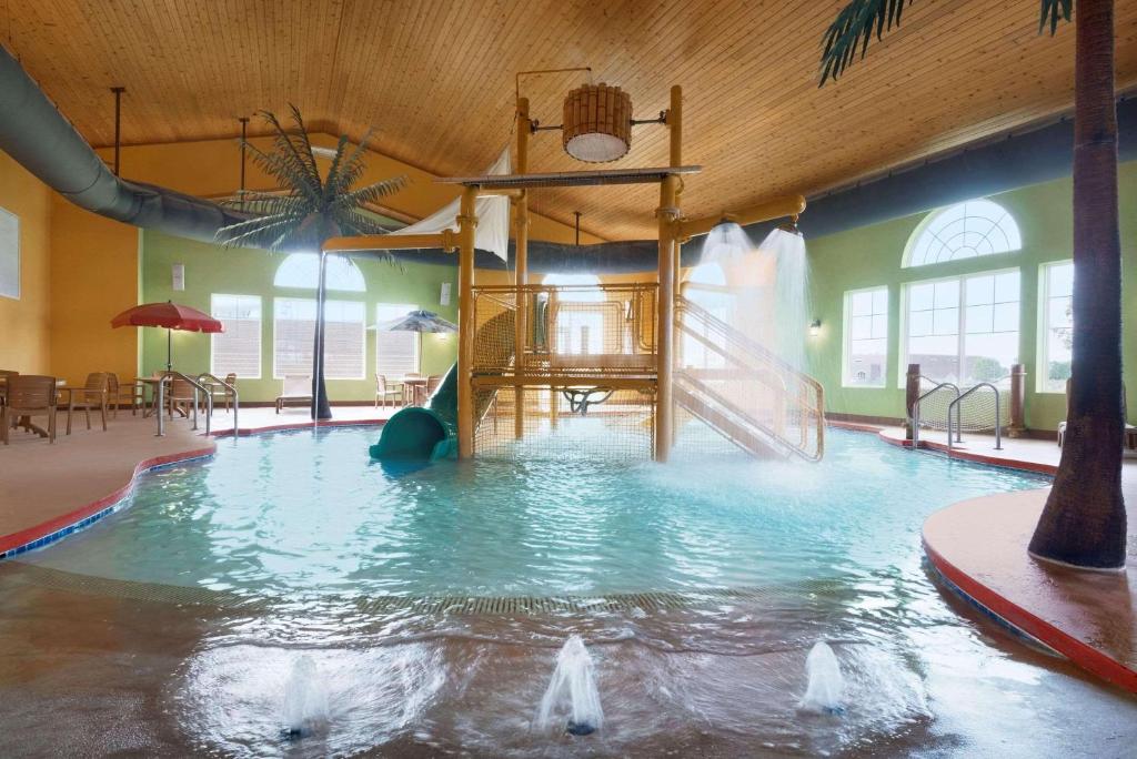 Country Inn & Suites by Radisson, Appleton North, WI, Little Chute ...
