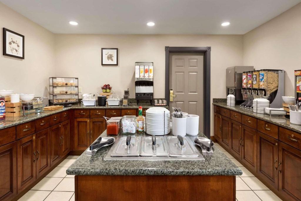 Country Inn & Suites by Radisson, Appleton North, WI, Little Chute ...