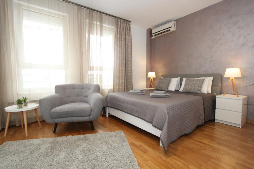 Kokpit - Stan Na Dan Novi Beograd Belvil, parking 5 evra dan, Belgrade ...