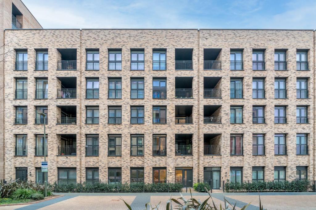 Madika Homes - Cosy 2 Bed 2 Bath in Colindale London, Colindale ...