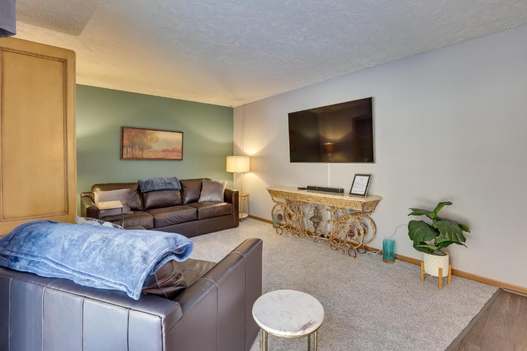 Akron Home with Deck Walk to Towpath Trail!, Akron (updated prices 2025)