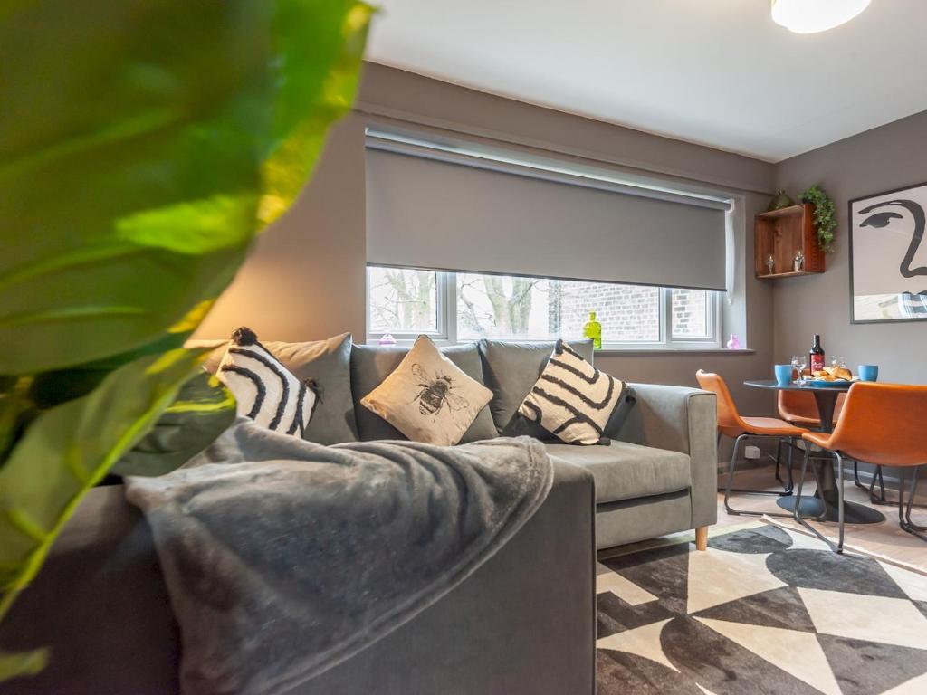 Pass the Keys Horsforth Haven-Spring Hideout-Love is in the Aire ...