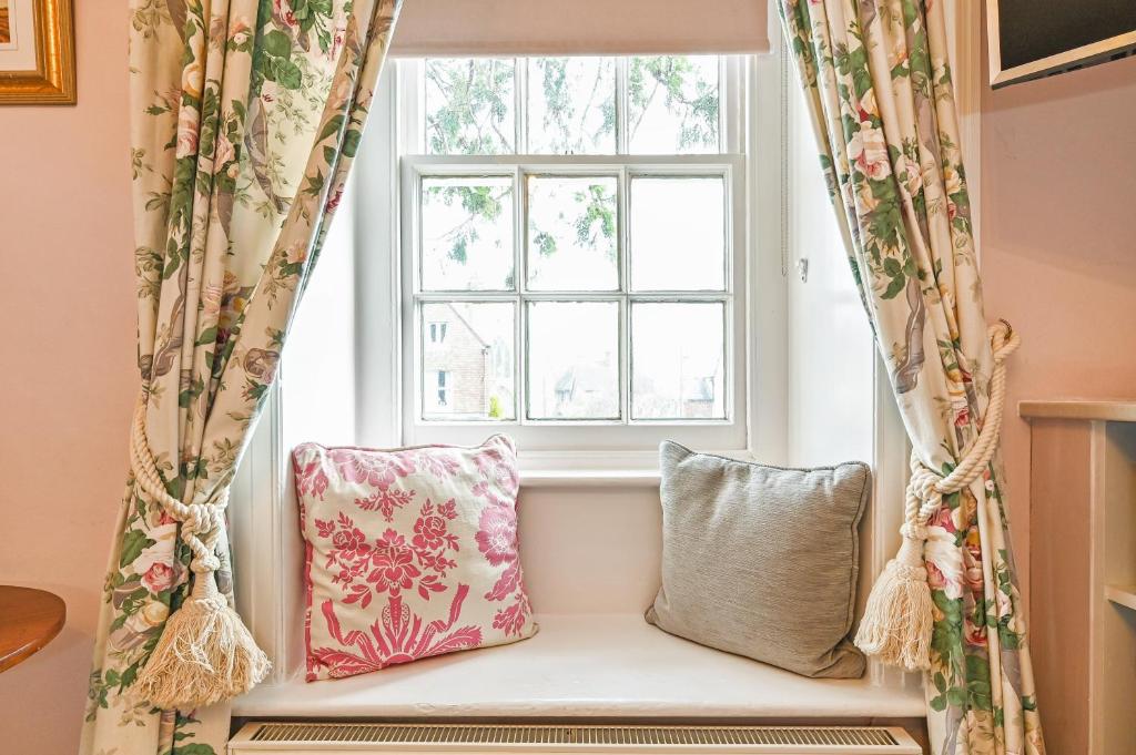 Springwells House, Steyning (updated prices 2025)