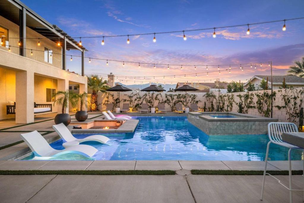 Desert Skyline Luxury Pool Home With Sunken Firepit Area, Indio ...