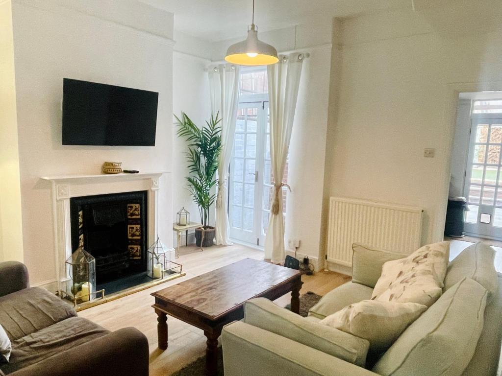 Newly Refurbished City Centre House With Parking, Exeter (updated ...