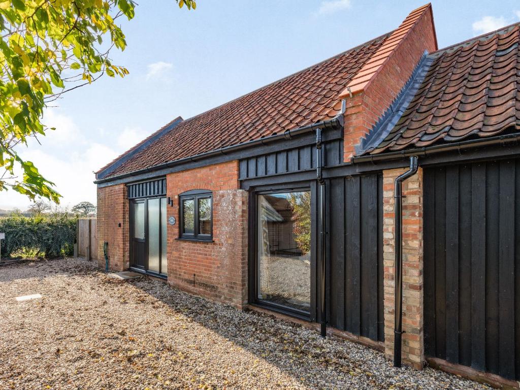 Pet Friendly Getaway - Private Hot Tub, Enclosed Garden - Countryside Views - Wroxham