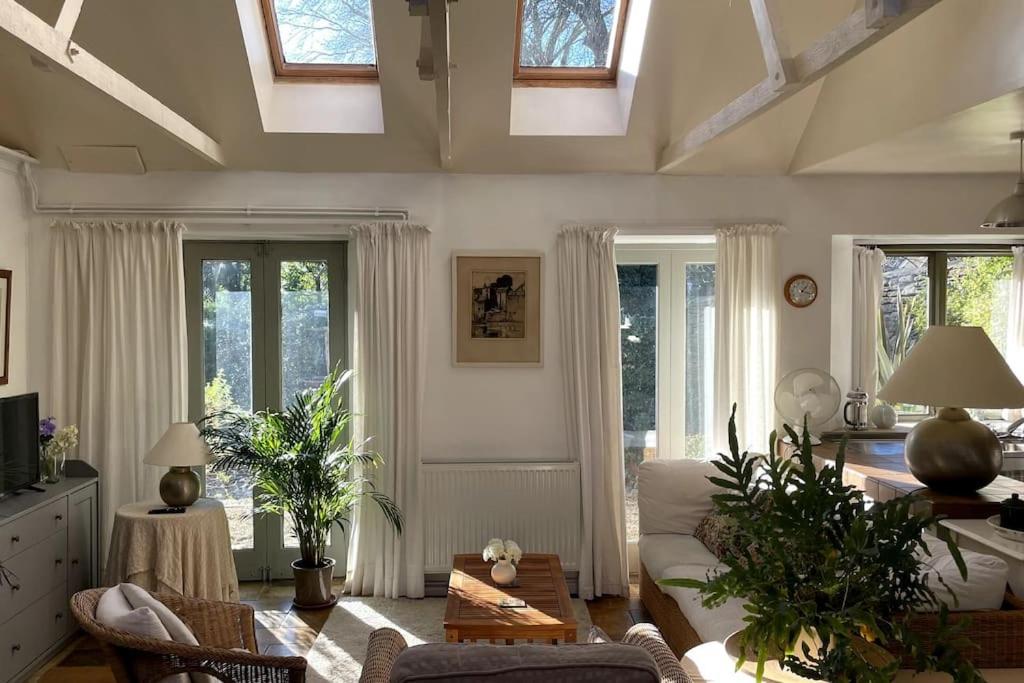 Barn End a spacious cottage set in mature grounds, Chippenham (updated ...