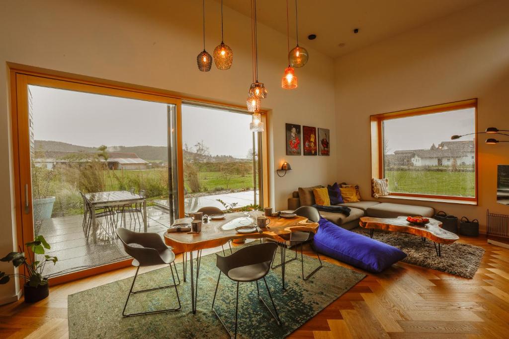 Der Schwarzbau - Luxus Ferienhaus mit Pool und Sauna, Runding – Updated ...
