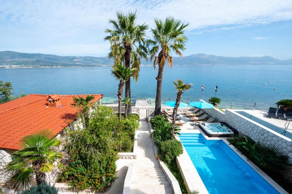 Villa Mirjana - exclusive beachfront 6 bedroom villa with pool, Trogir ...