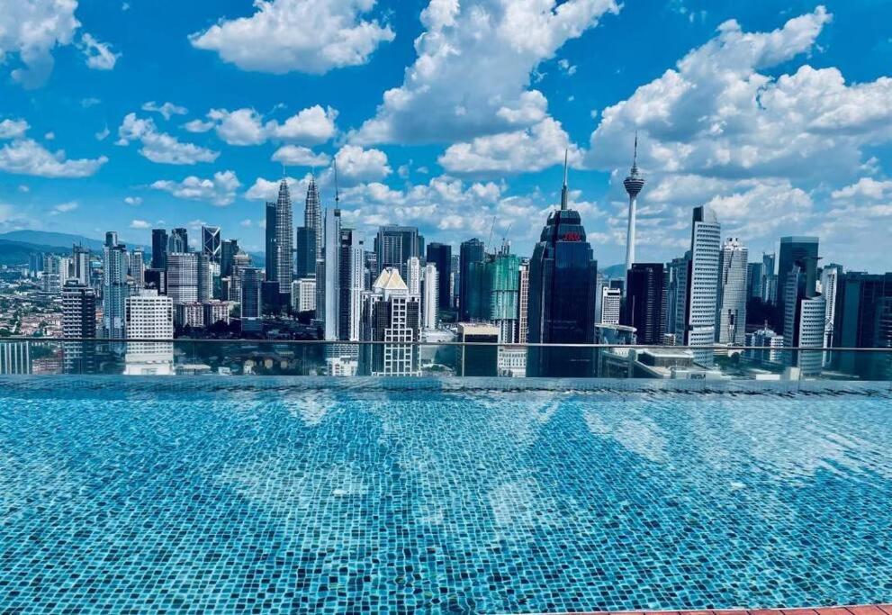 Spacious Home for 6pax - Regalia Suite - Infinity Pool with KL City ...