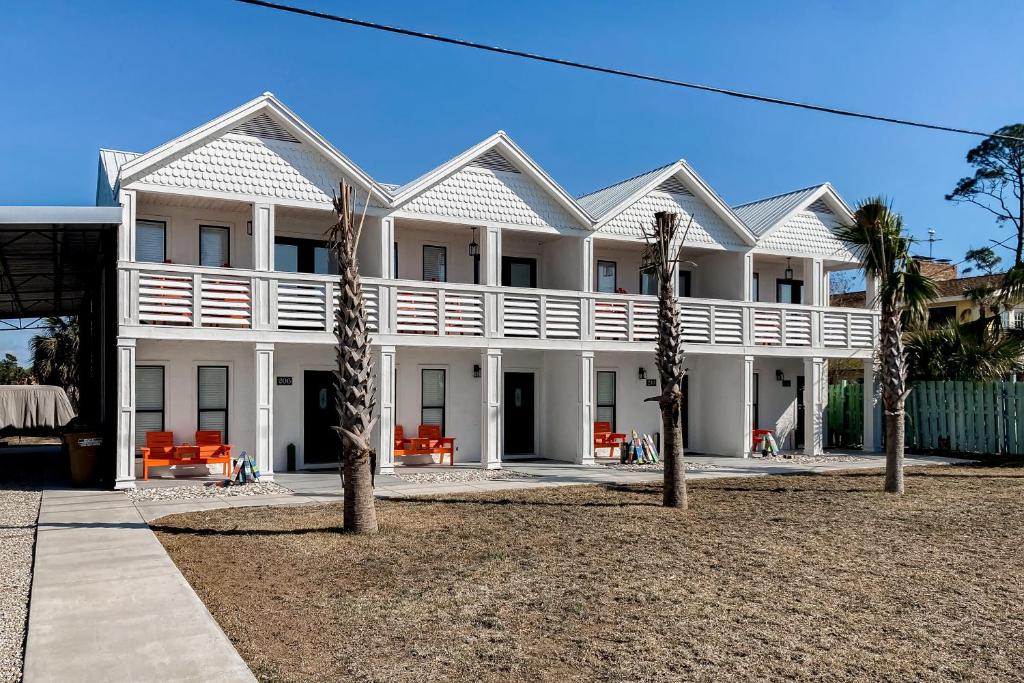 Life by the Bay, Highland View (updated prices 2025)