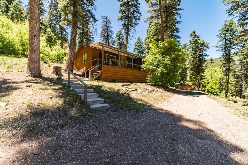 Circle Bar: Cute, Rustic 2 bedroom 2 bath cabin with a hot tub in the ...