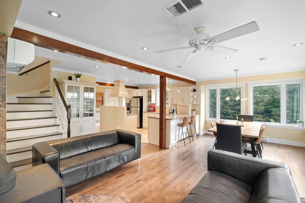 *NEW* Stunning Waterfront Bright Chalet with Spa, Saint-Calixte ...