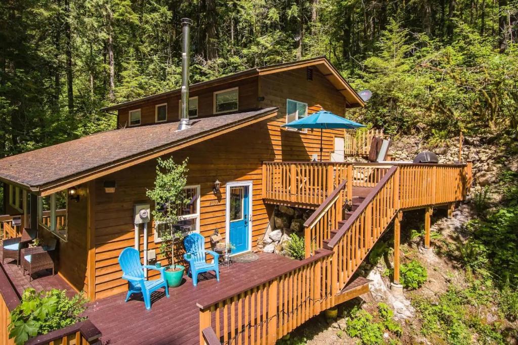 Glacier Hideaway - Mt Baker Cabin - AC, Hot Tub, BBQ, Hiking, WiFi ...