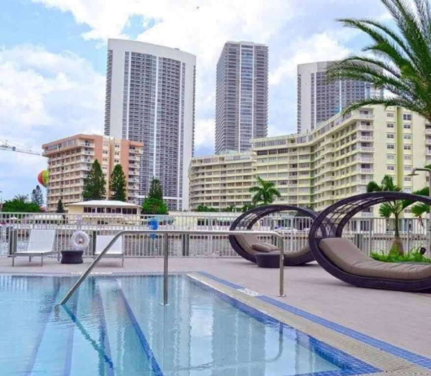 Lower Penthouse 3BD 3BA Beach Gym and Pool, Hallandale Beach – Preços ...