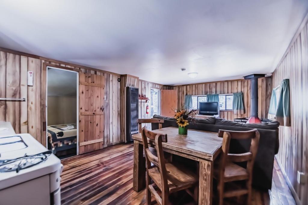 Rock Squirrel: Cozy Vintage Charmer With Hot Tub!, Ruidoso (updated ...