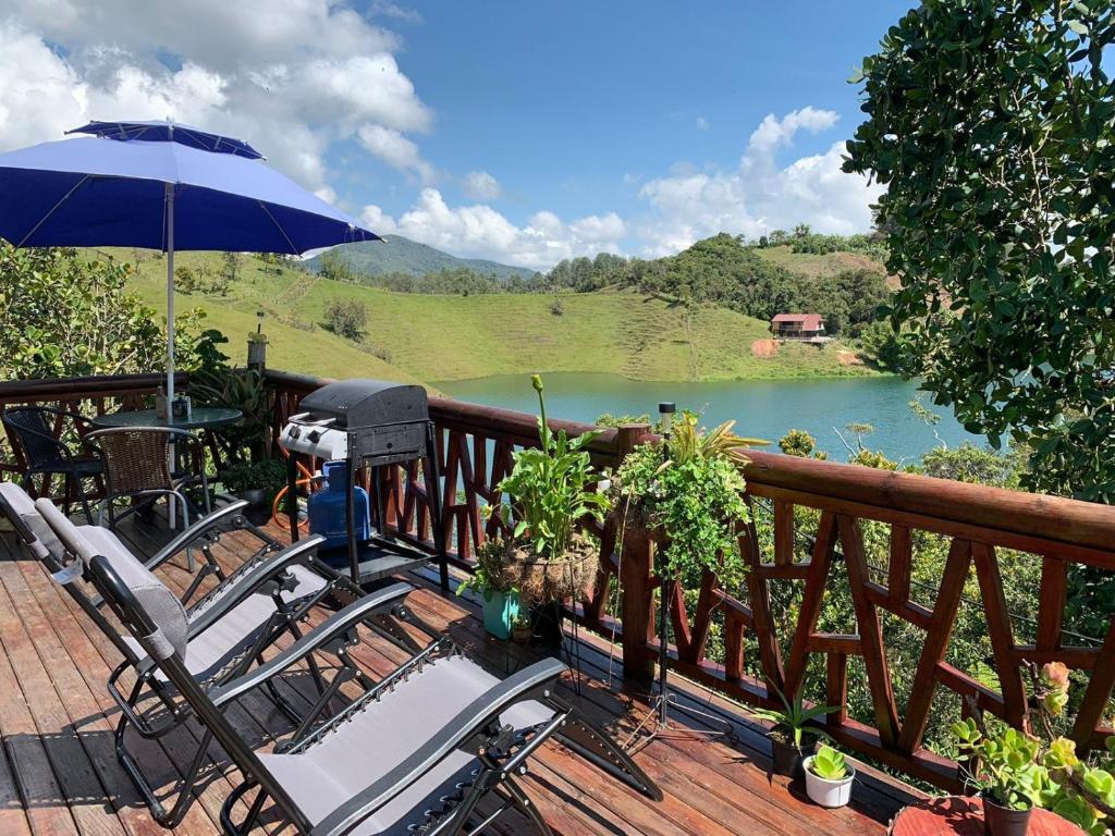 Chalet Lakeside Glamping with Jacuzzi in Guatapé, Colombia - Booking.com