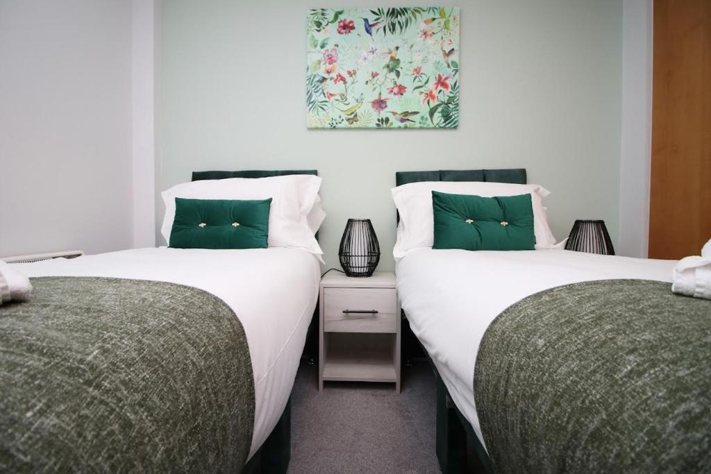 Hamilton Court 1Bedroom Apartment, Bright and Central Location with ...