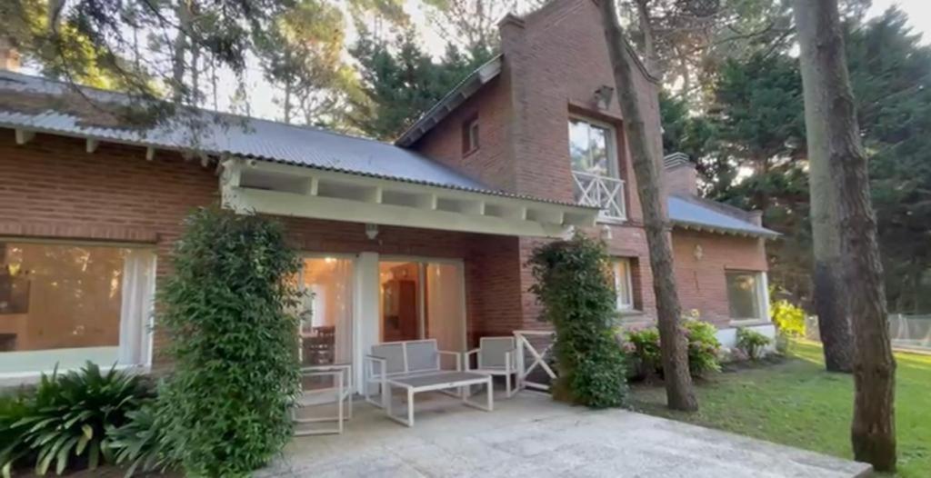 CASA MAGNOLIA, Carilo (updated prices 2026)