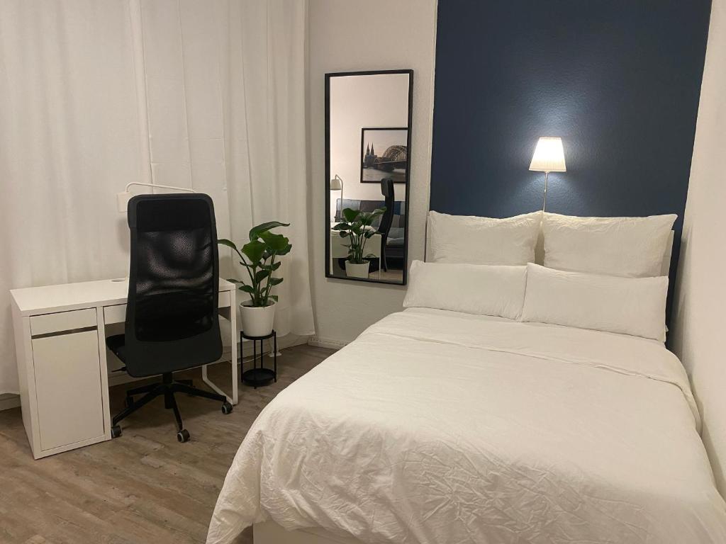 Guest room in former hotel, 20 min to Cologne Cathedral, with fully ...