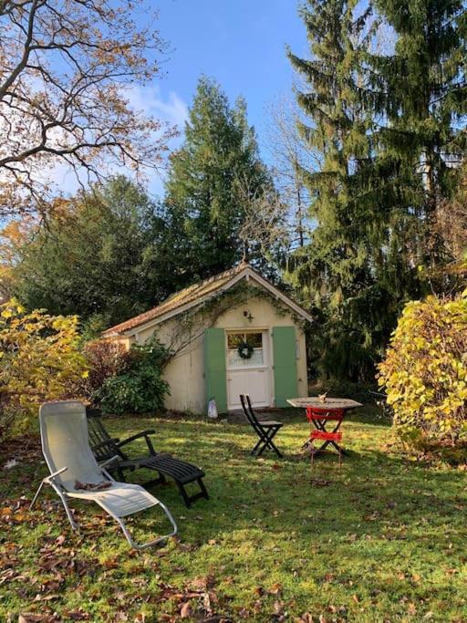 Maisonnette en clairière de forêt, Gambais (updated prices 2025)