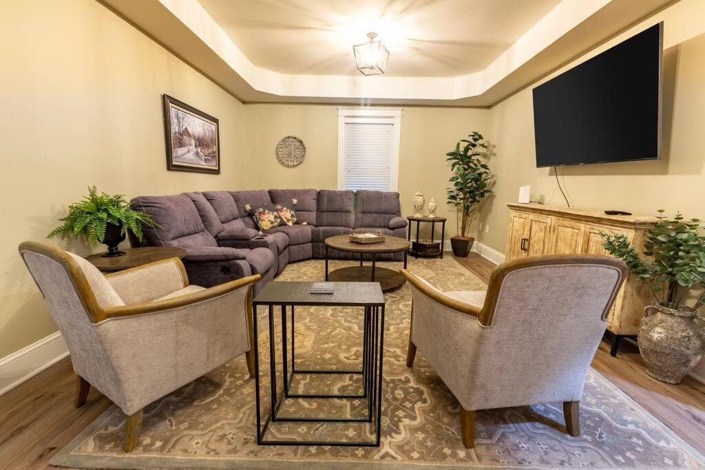 The Queen Place - Updated-Private Backyard, Gordonville (updated prices ...