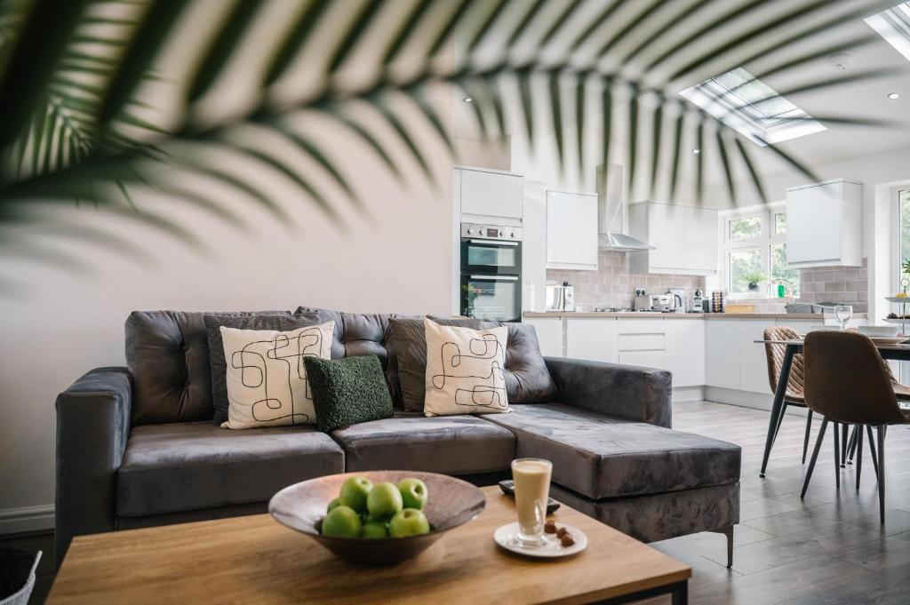 Boutique 5-bed 5-Ensuite Stunning Solihull Gem, near JLR, Airport ...