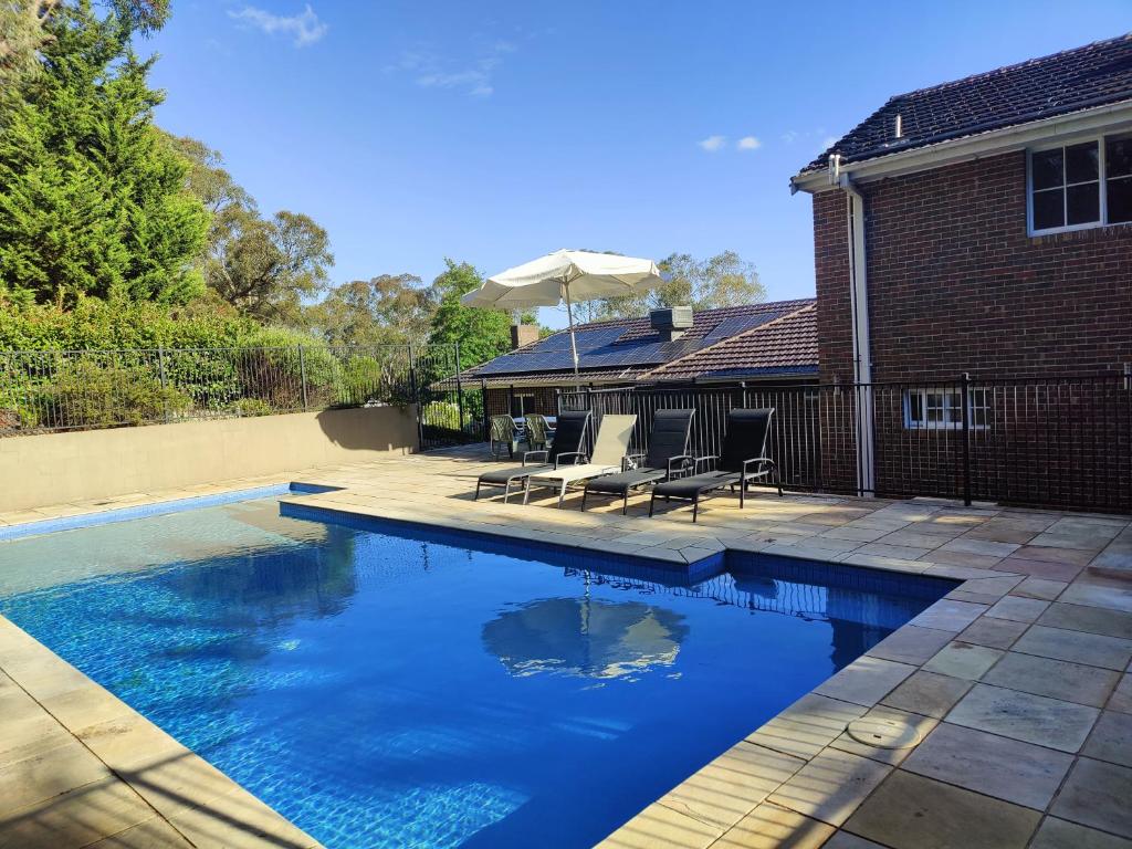 4-bedroom Acre Retreat with Pool & Garden - Pets and Long Stays Welcome ...