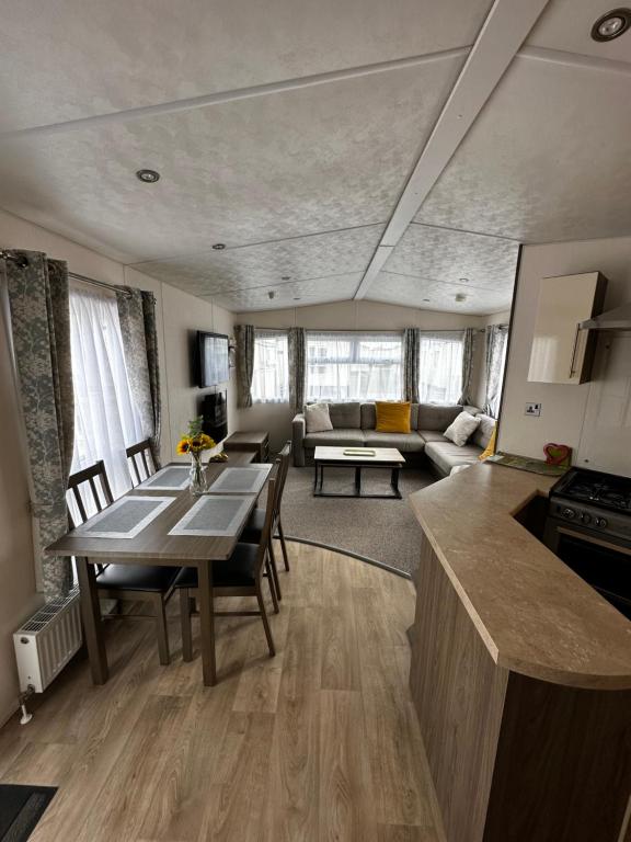 Lovely caravan at Martello Beach Holiday Park Sv14, Jaywick Sands ...