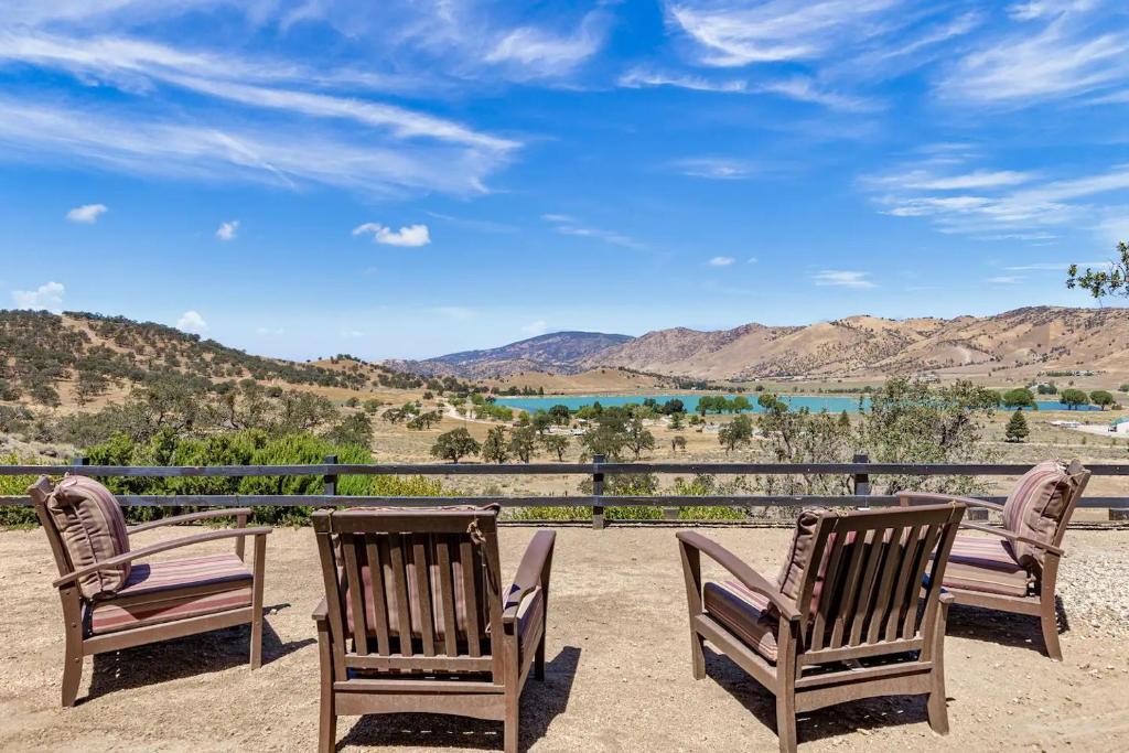 Hilltop 4BR Home in Tehachapi, Brite Lake View, Wi-Fi, Tehachapi ...