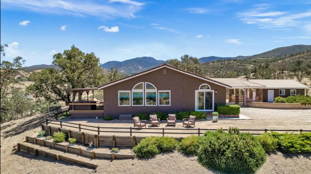 Hilltop 4BR Home in Tehachapi, Brite Lake View, Wi-Fi, Tehachapi ...