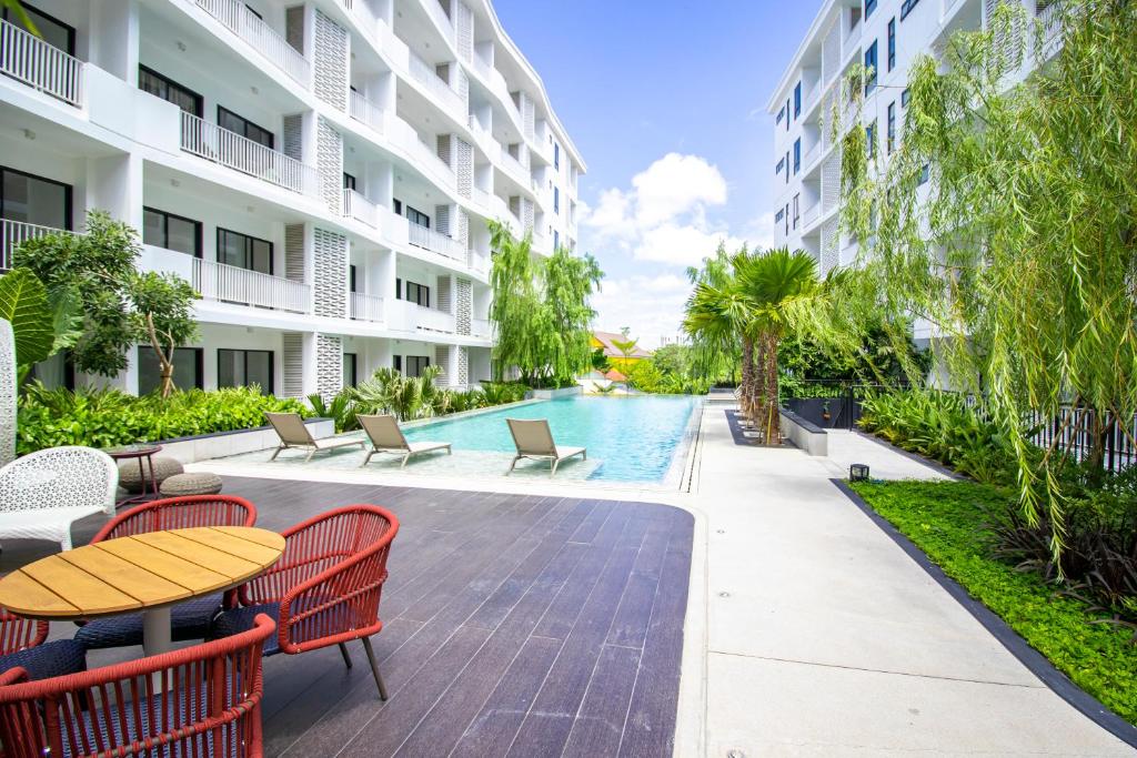 Pool View 1 BR Apartment With Greenery and Gym - Heart of Siem Reap 3rd ...