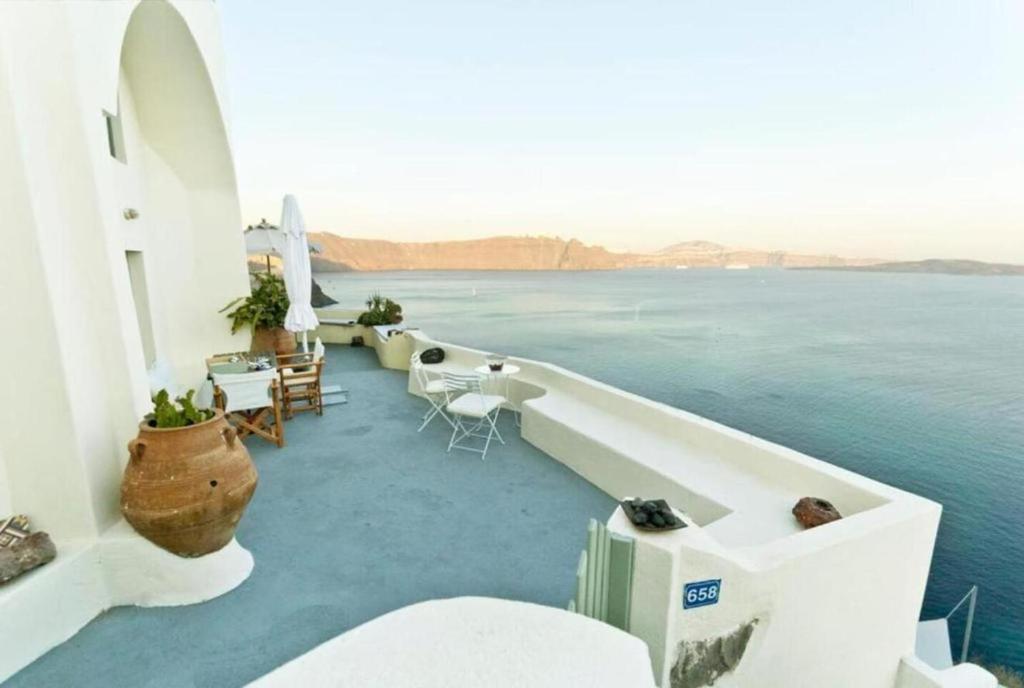 Hanging at the top of the world, Oia (updated prices 2026)