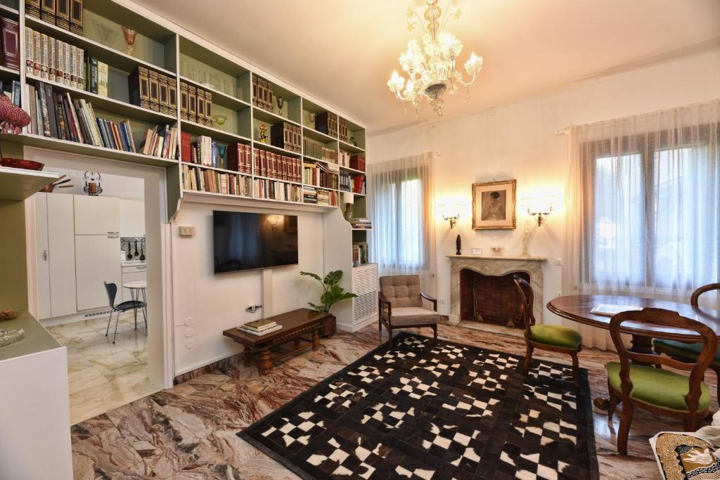 Soderini Splendor: First Floor Palazzo Charm at Castello Square ...