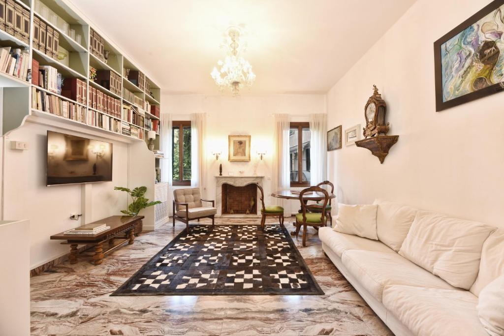Soderini Splendor: First Floor Palazzo Charm at Castello Square ...