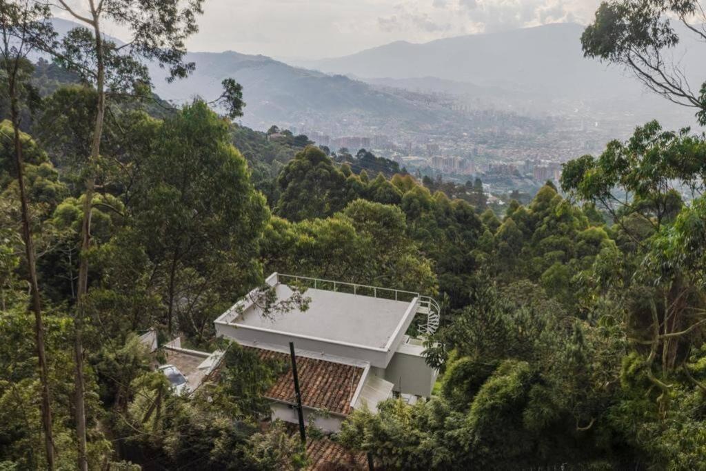 Poblado Mansion With Hot Tub & A/c Sleeps 9 - Medellín, Colombia
