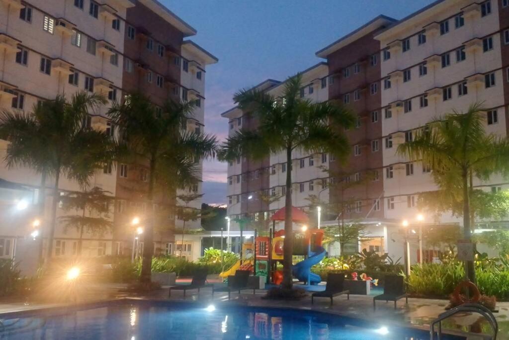 Happy Stays C - The Queen's Loft at SMDC Hope Residences, Trece ...