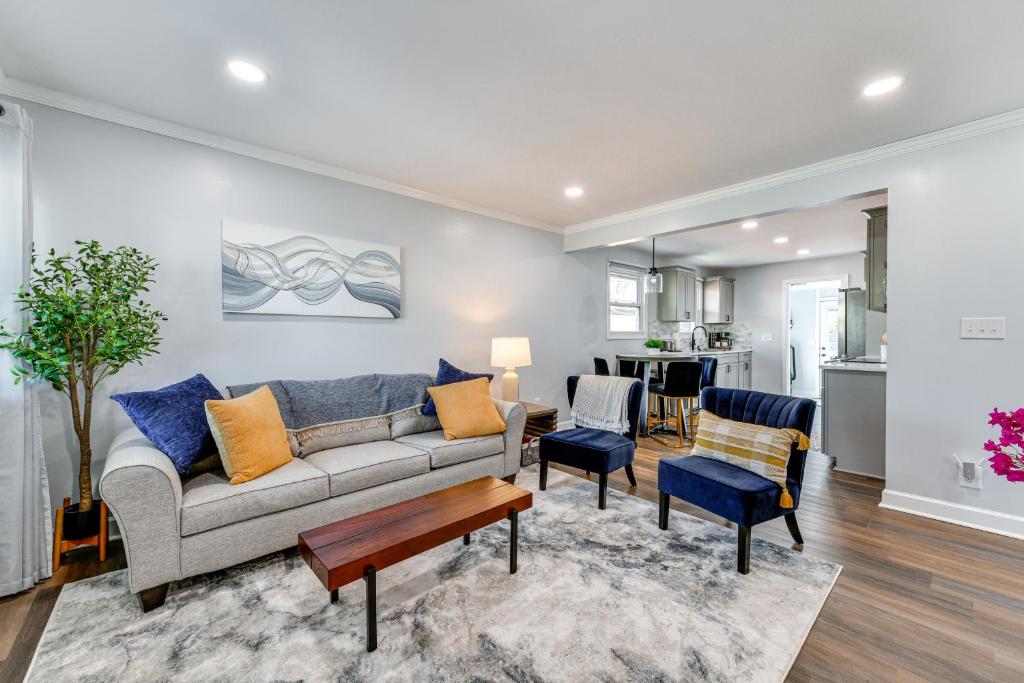 Newly Updated Home about 3 Mi to Downtown Charlotte!, Charlotte ...