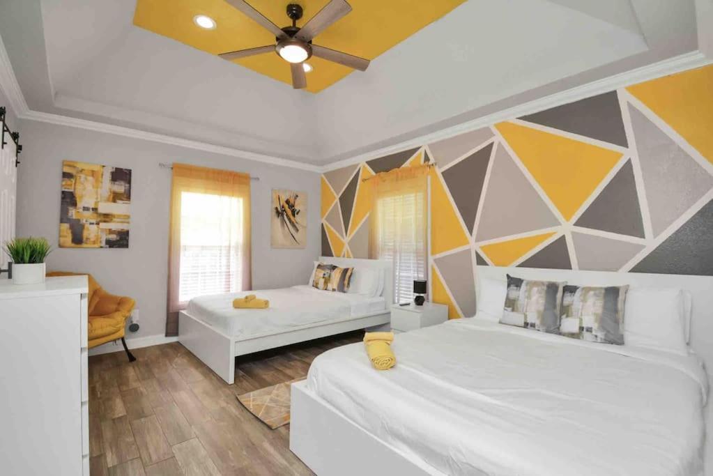 Central Yellow Gem: Cozy Views & Proximity, Houston (updated prices 2025)