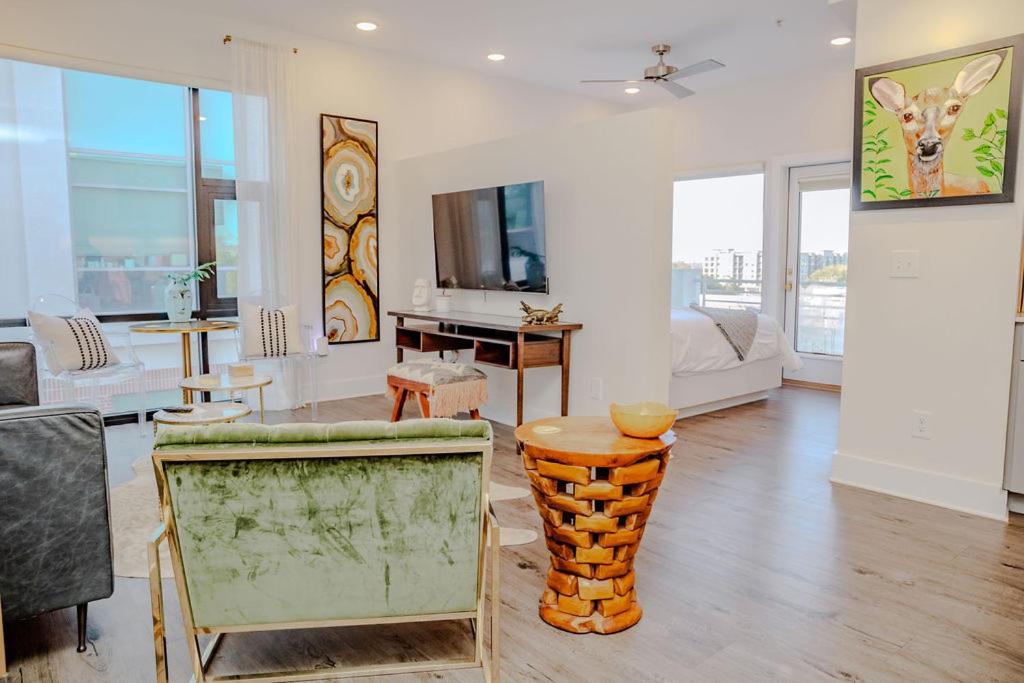 The Hive 302 King with Balcony, Wilmington (updated prices 2025)
