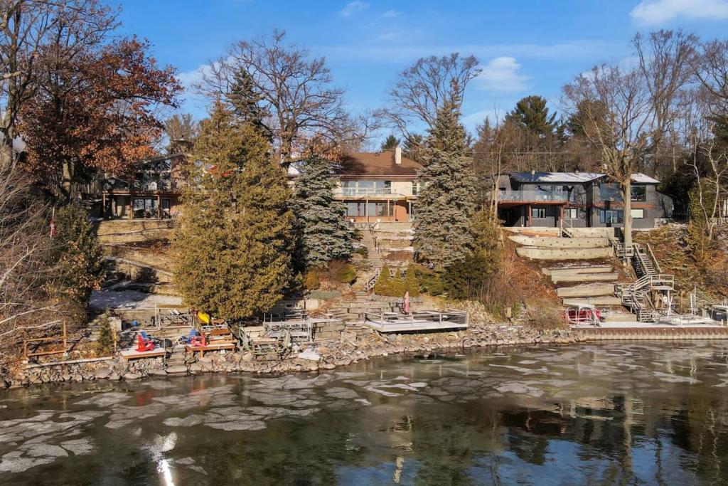 Stunning 4BR Cottage with Lake View, Barrie (updated prices 2025)