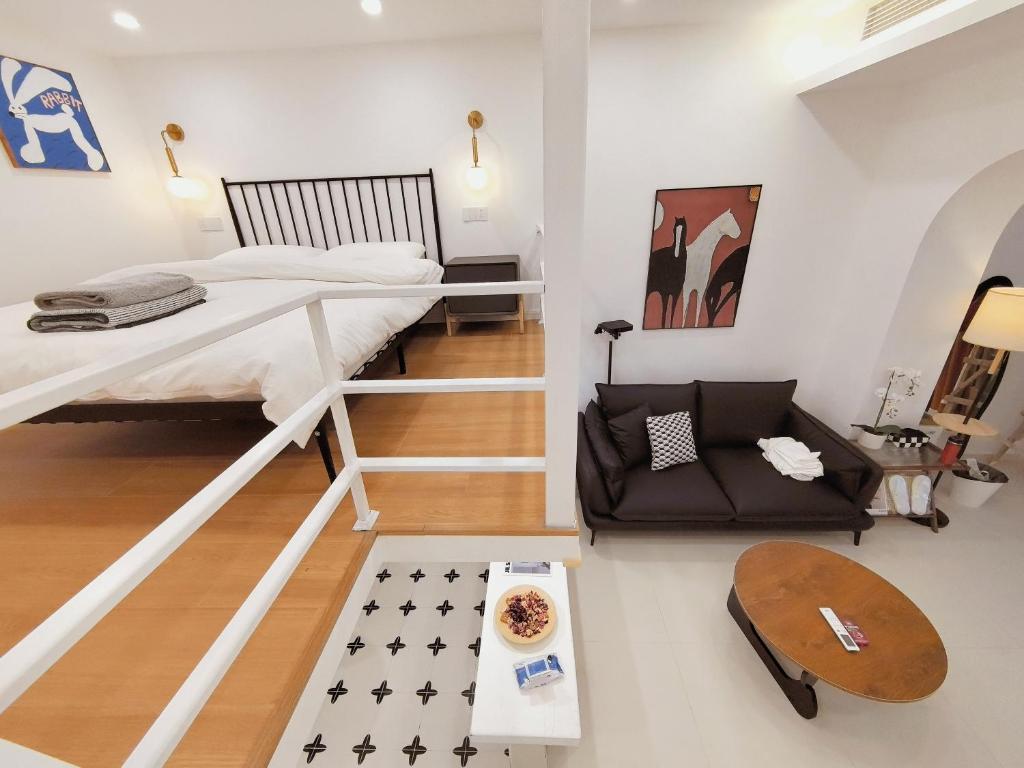 Shanghai Hills & ZINN City Loft Near Metro Line 1 Changshu Rd and Close ...