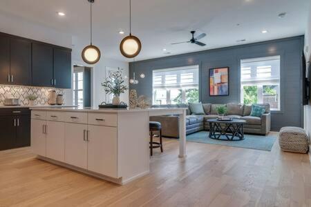 The Briar - Vandy Elevator Condo Near Everything!, Nashville (updated ...